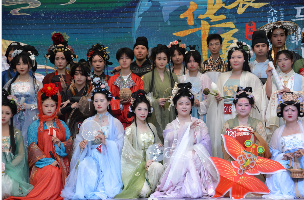 Hanfu Modeling Competition at Yangtze River Never-Sleep City