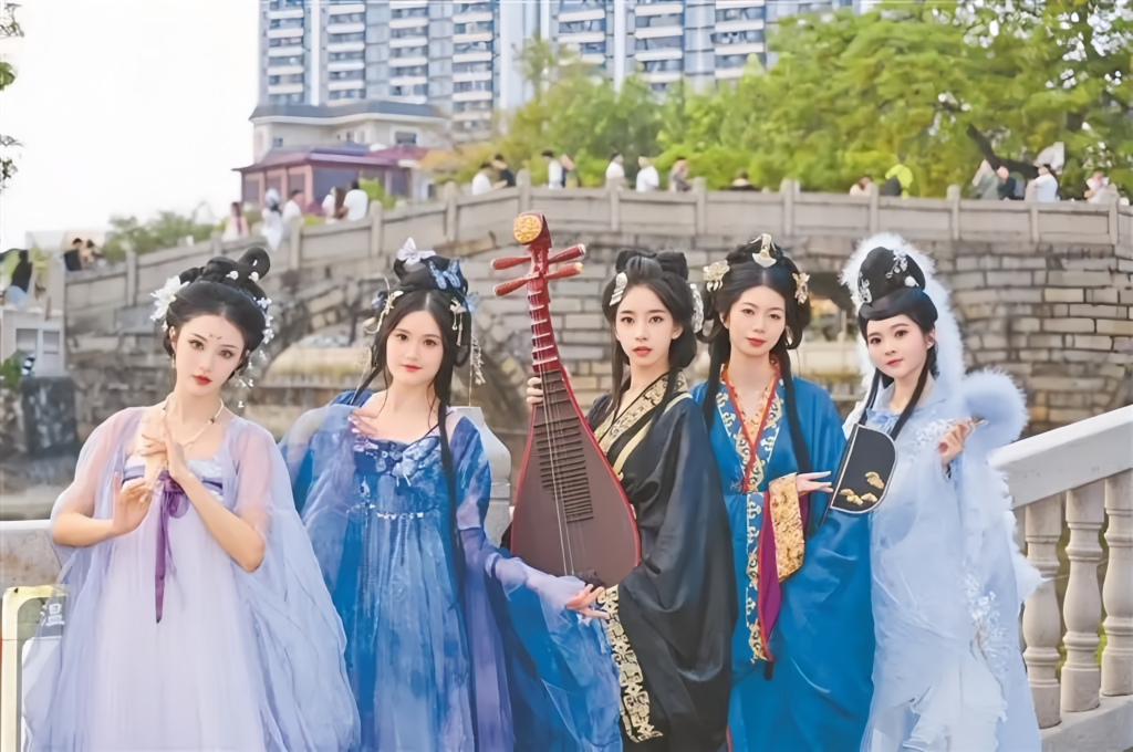 An Enchanting Hanfu Show at Qingping Ancient Market!