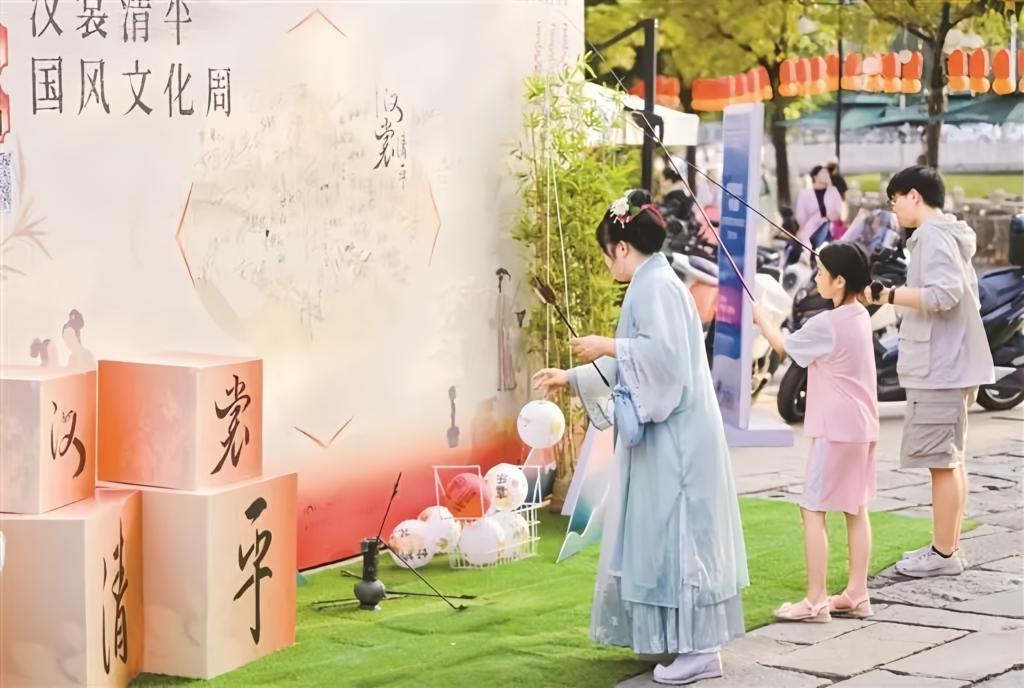 An Enchanting Hanfu Show at Qingping Ancient Market!
