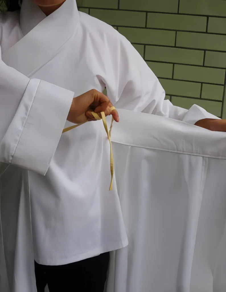 How to Wear Hanfu: How to Put on a Quju Robe - ehanfu.com