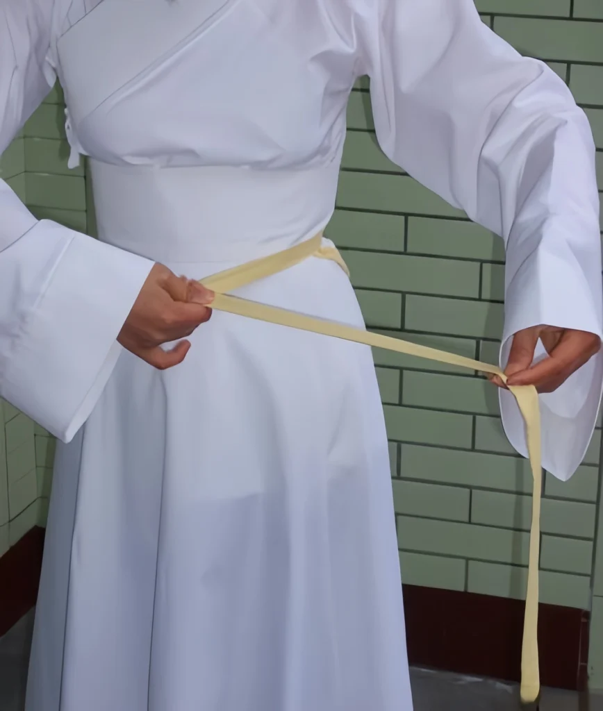 How to Wear Hanfu: How to Put on a Quju Robe - ehanfu.com