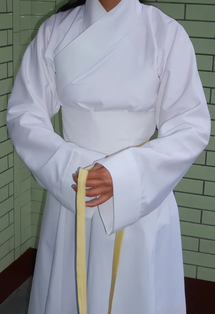 How to Wear Hanfu: How to Put on a Quju Robe - ehanfu.com
